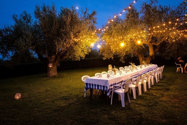 Cozinha local, com vista para o jardim 