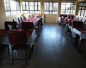 Pequenos-almoços, almoços, jantares servidos, cozinha internacional