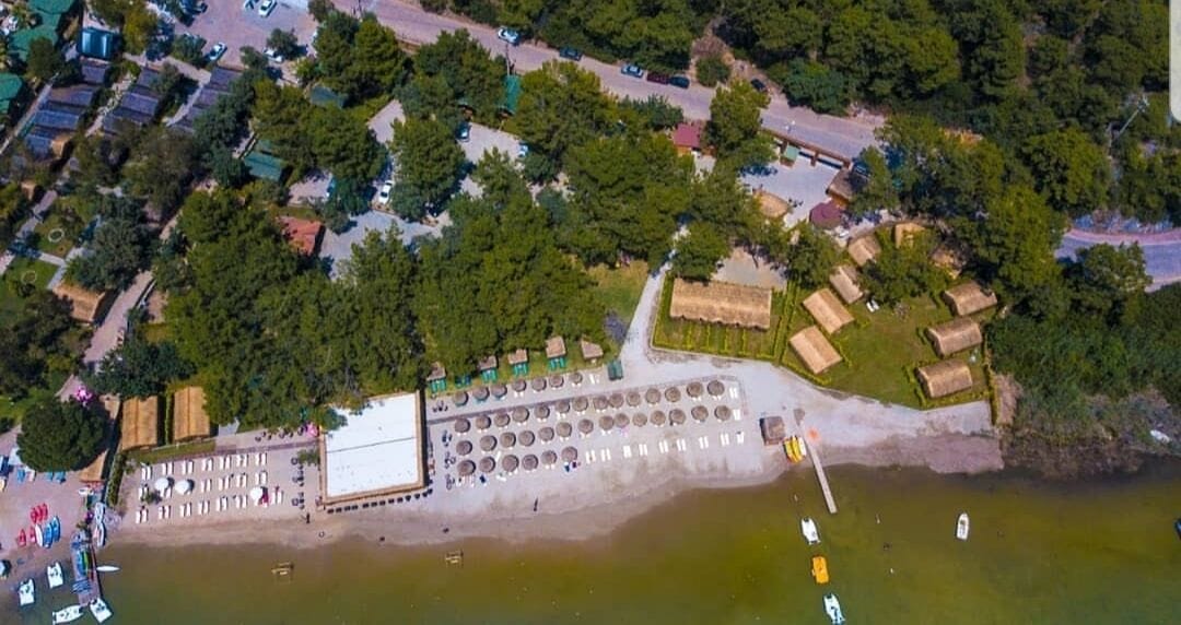 Uma praia privada, praia de areia branca, espreguiçadeiras 
