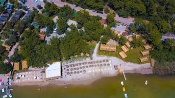 Uma praia privada, praia de areia branca, espreguiçadeiras
