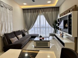 Apartamento, 2 quartos | Área de estar | TV