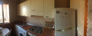 Apartamento, 2 quartos | Cozinha privada | Um frigorífico, um micro-ondas, um forno, uma placa de cozinha 