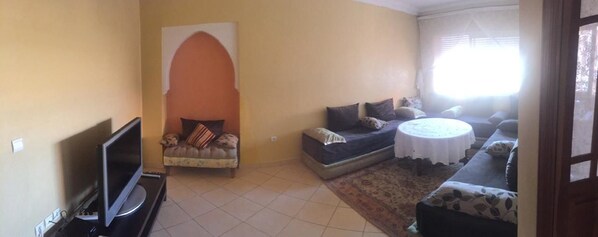 Apartamento, 2 quartos | Sala de estar | TV de ecrã plano 