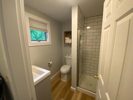 Cabana de Madeira Comfort | Casa de banho | Uma combinação polibã/banheira, um chuveiro fixo