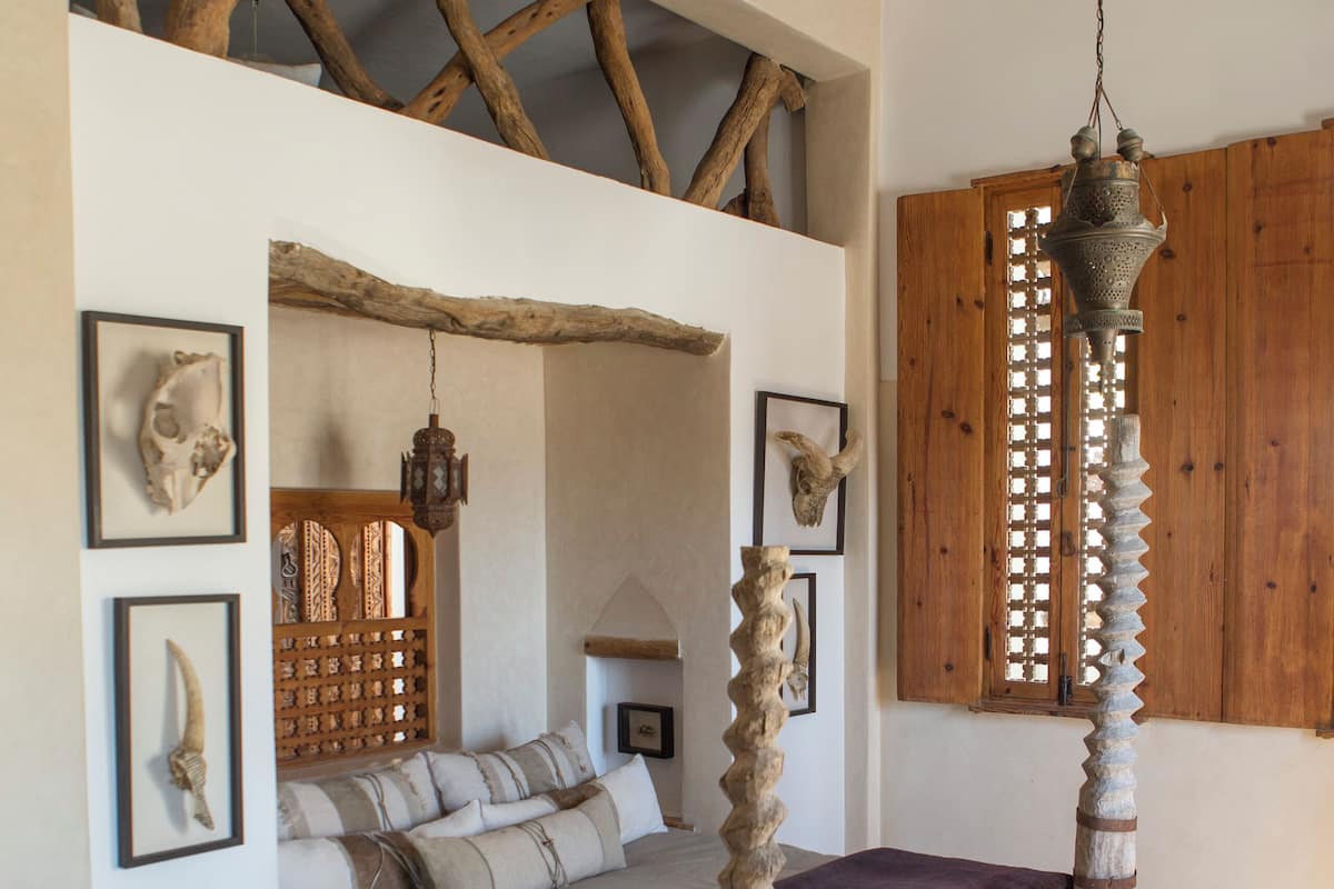 Edredons de pluma, cofres nos quartos, escrivaninha, cortinas blackout