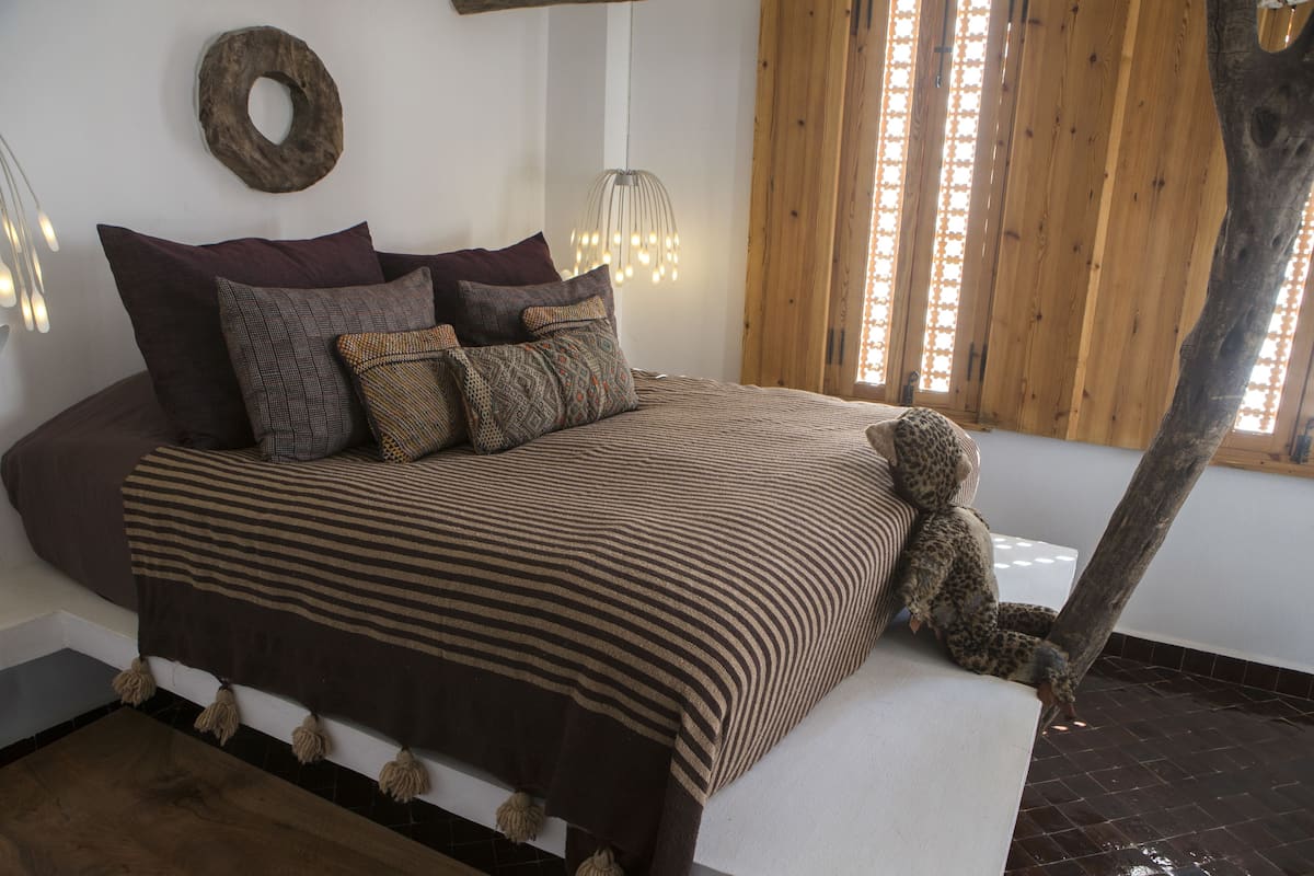 Suíte superluxo, 1 cama King, para não fumantes, vista parcial para o mar | Edredons de pluma, cofres nos quartos, escrivaninha, cortinas blackout