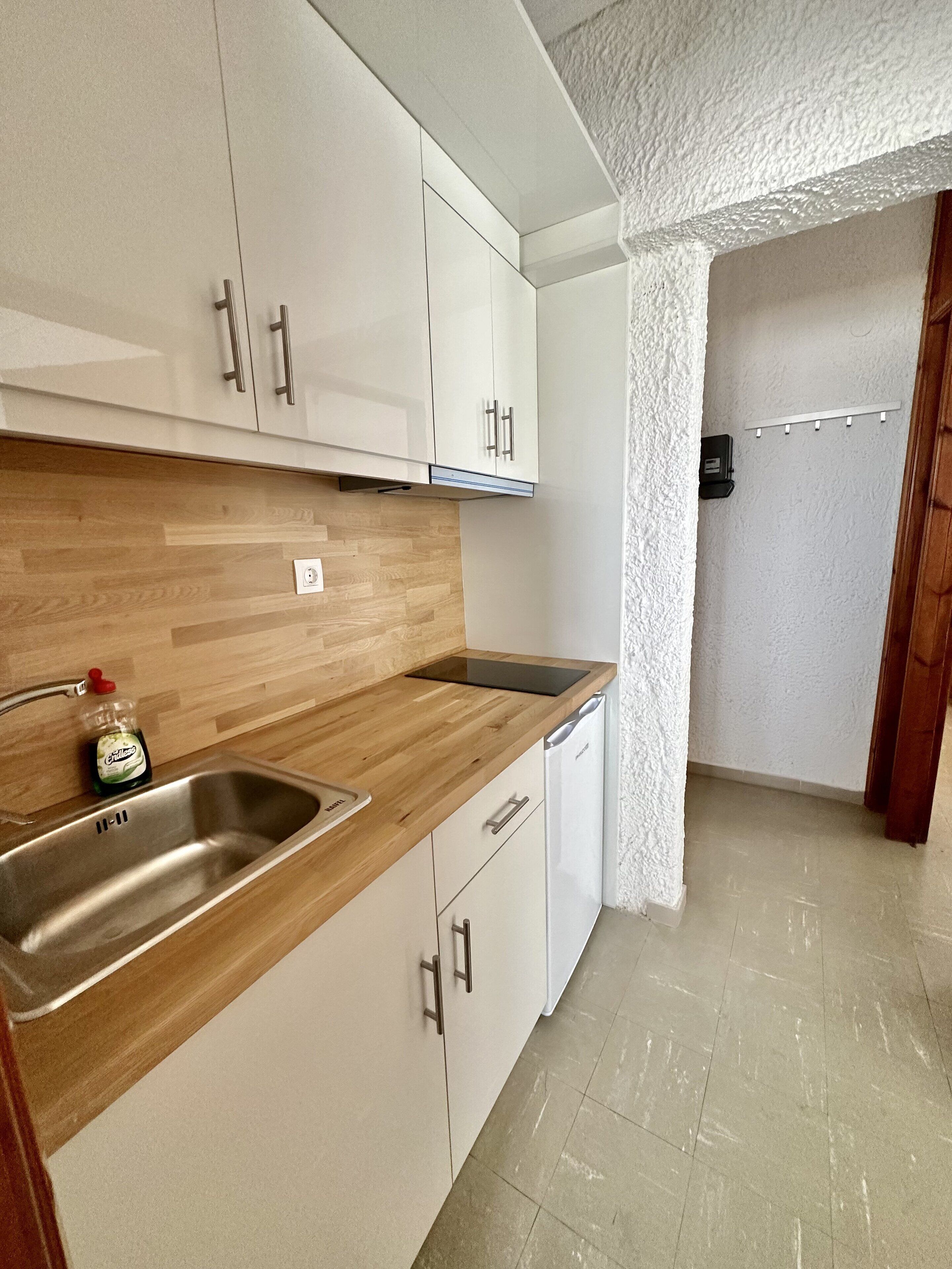Apartamento Comfort | Cozinha privada | Um frigorífico, uma placa de cozinha, utensílios de cozinha 