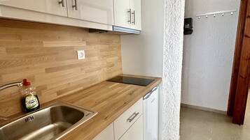 Apartamento Comfort | Cozinha privada | Um frigorífico, uma placa de cozinha, utensílios de cozinha