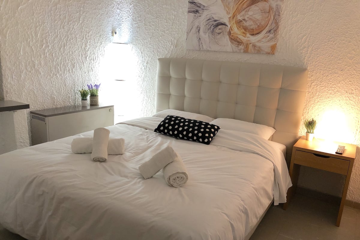 Quarto Triplo Deluxe | Lençóis de algodão egípcio, edredões de penas 