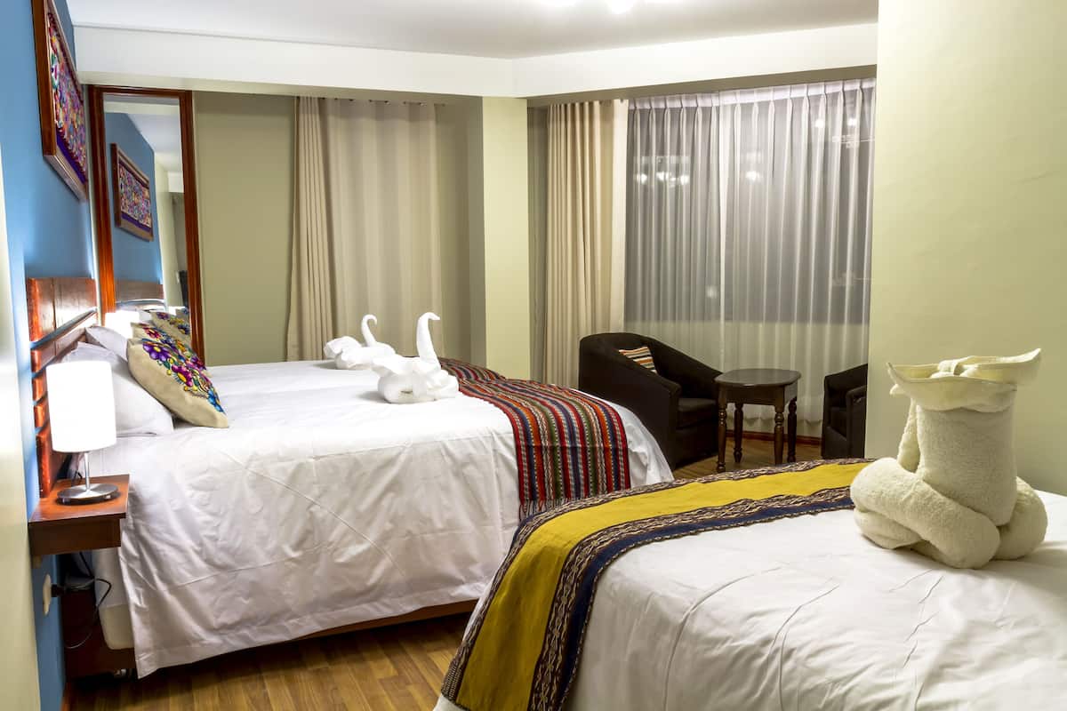 Quarto Triplo Standard, 1 quarto, não fumadores, casa de banho privativa | Secretária, cortinas/cortinados opacos, Wi-fi grátis 