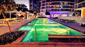 Piscina interior, piscina exterior, guarda-sóis, espreguiçadeiras
