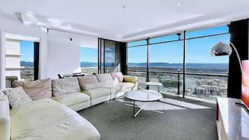 Apartamento superluxo, cozinha, vista para o rio (1.5 Bedrooms, Sky River View) | Sala de estar | TV de tela plana