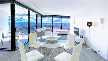 Apartamento luxo, 1 quarto, cozinha, vista para o rio | Opções para refeição no quarto
