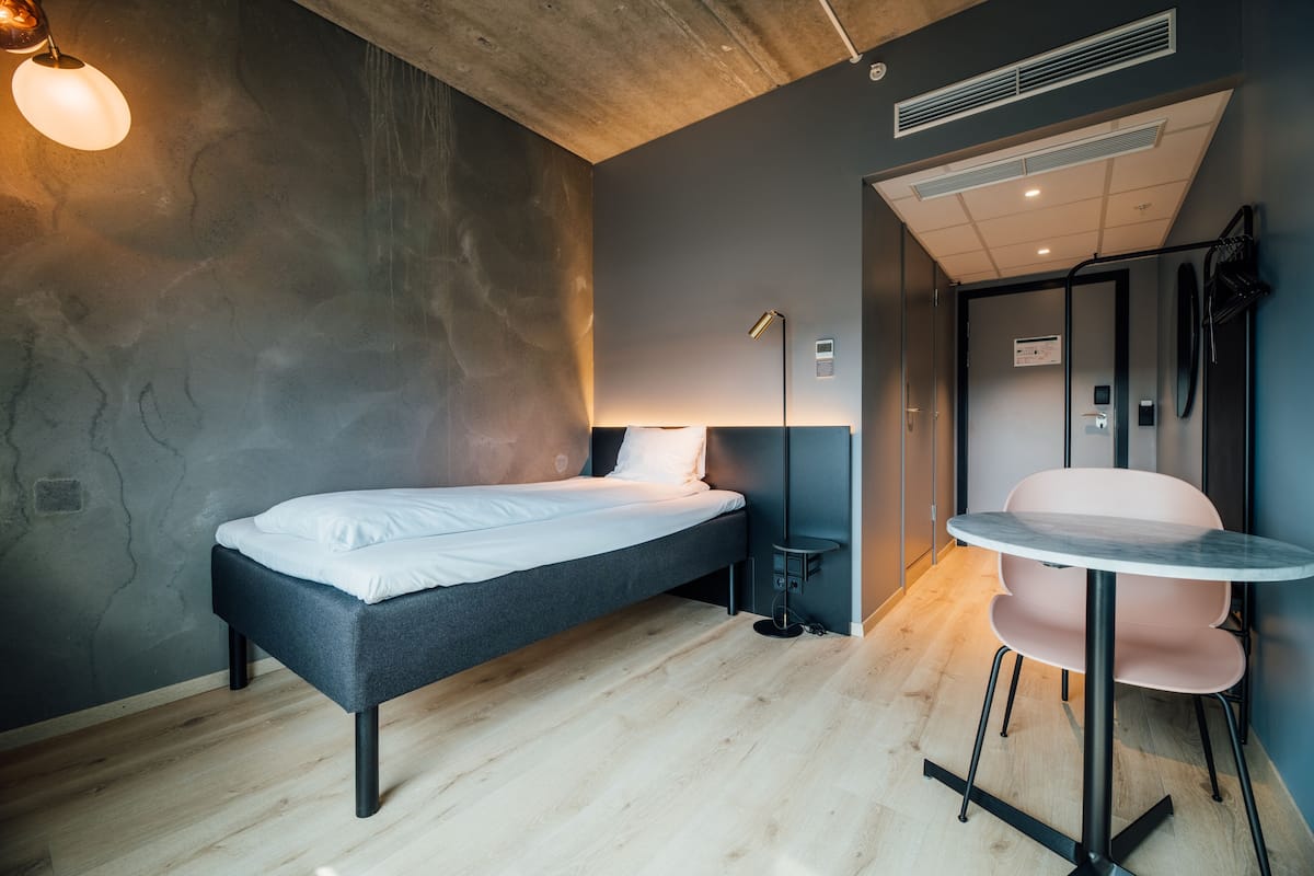Quarto solteiro (Compact) | Roupas de cama premium, camas com colchões pillow-top, escrivaninha
