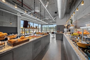 Pequeno-almoço tipo buffet diário mediante uma taxa