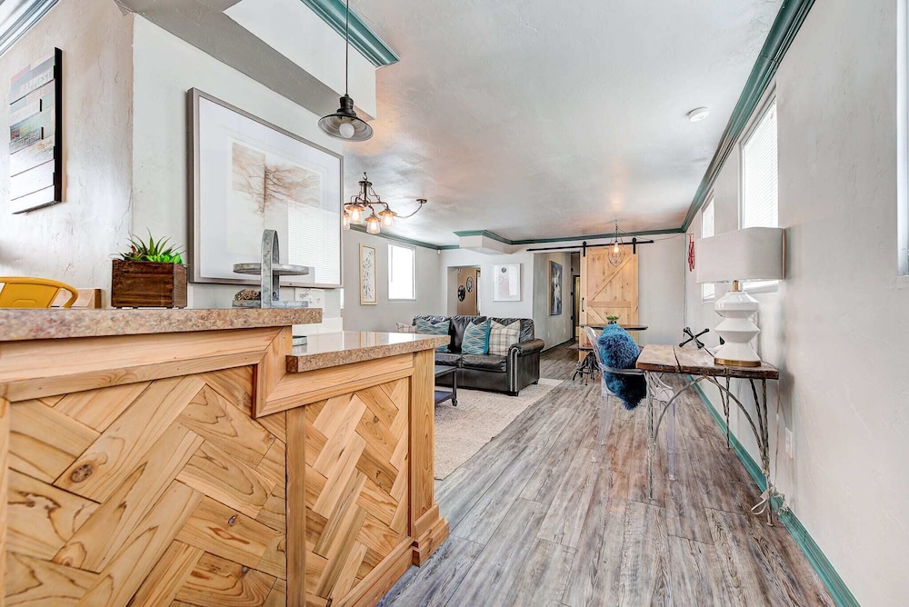 Indie Escape Ii-stones Throw To Plaza - Midtown - Oklahoma City