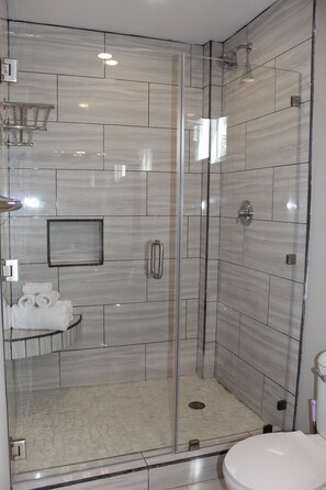 Quarto casal standard, 1 cama Queen, terraço, vista para a piscina | Chuveiro