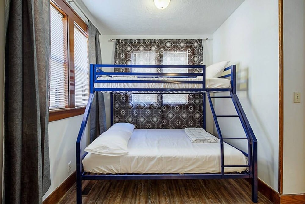 Eccentric Escape-hop, Skip, Jump To Plaza District - Capitol Hill - Oklahoma City
