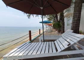 Pequenos-almoços, almoços, jantares servidos, com vista para a praia 