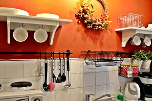 Suite-Estúdio Tradicional, Vista para a cidade, no canto | Cozinha privada | Um frigorífico, um forno, uma placa de cozinha 