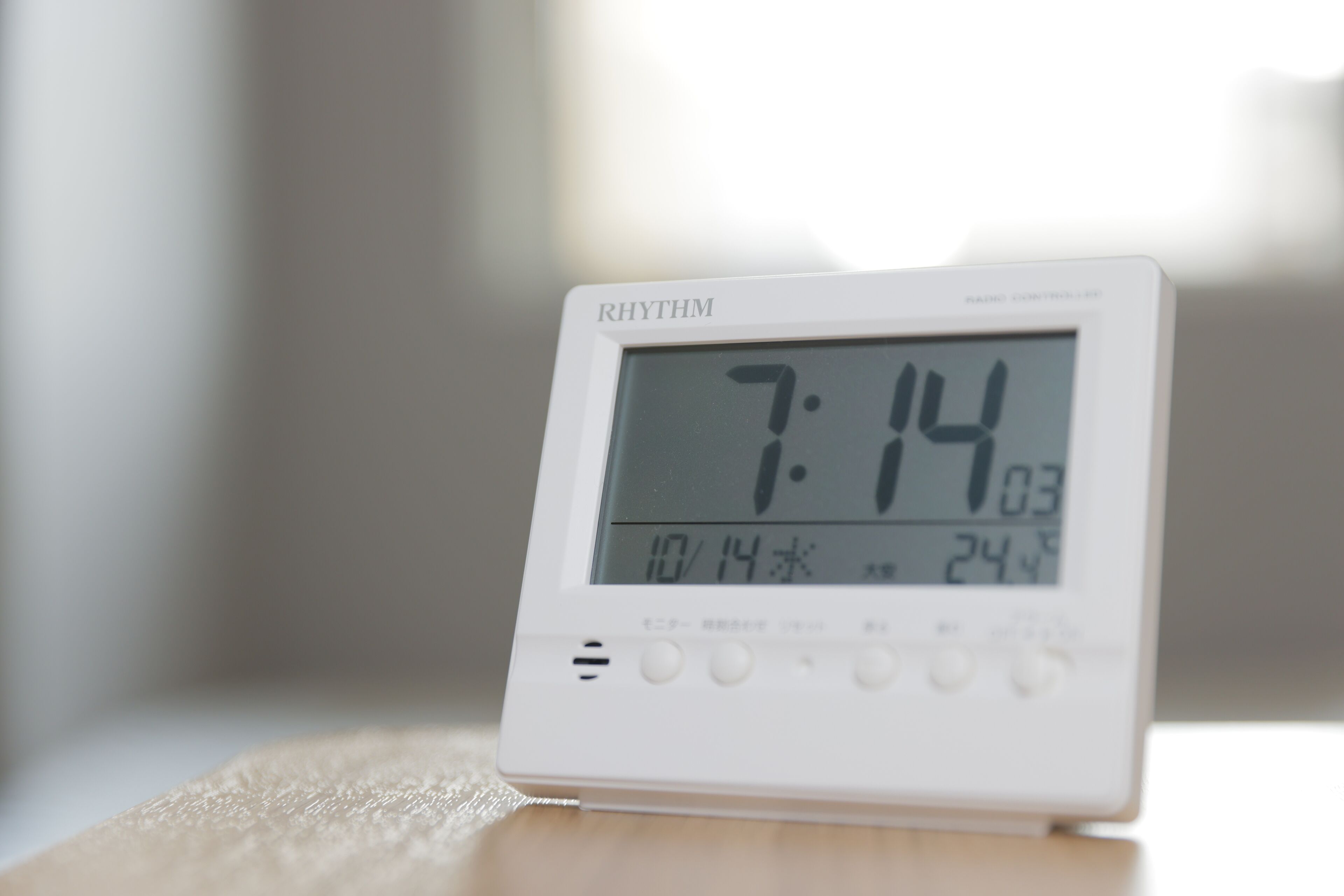 Um relógio digital branco mostrando a hora: 7:14.