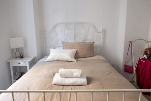 Quarto casal, 1 cama de casal, banheiro privativo (External) | Ferros/tábuas de passar roupa, Wi-Fi de cortesia, roupa de cama