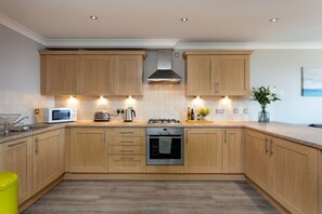 Apartamento conforto, 2 quartos, para não fumantes | Cozinha privada | Geladeira grande, micro-ondas, fogão, cooktop