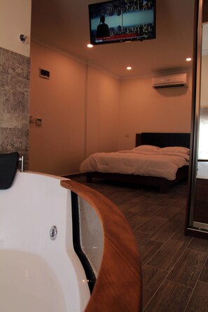 Suíte luxo, vista para o jardim | Banheira de hidromassagem