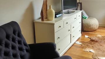 Televisor de ecrã plano de 85 cm com canais por cabo