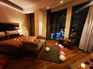 Minibar, cofre no quarto, secretária, cortinas/cortinados opacos