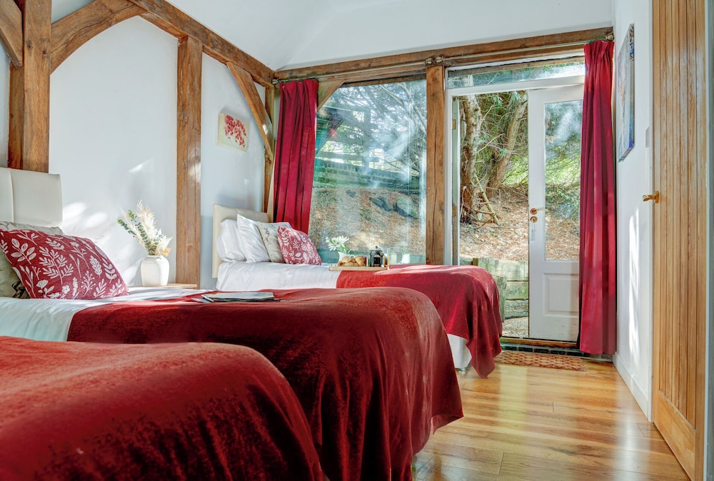 Large Country Idyll For Families Or Party Groups - Sleeps 18, Hot Tub & Garden - Wantage