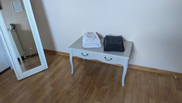 Quarto casal | Cortinas blackout, ferros/tábuas de passar roupa, Wi-Fi de cortesia