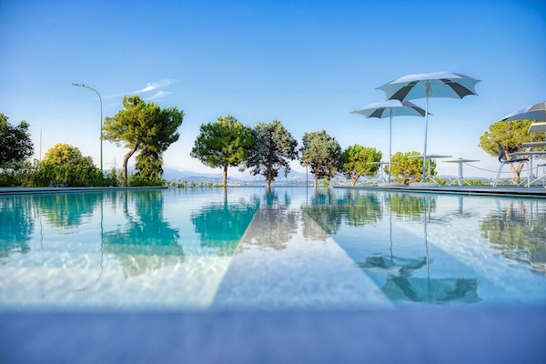 Piscina exterior, guarda-sóis, espreguiçadeiras