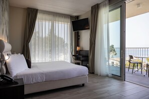 Suíte estúdio júnior, vista para o lago | Frigobar, cofres nos quartos, escrivaninha, berços (sobretaxa)