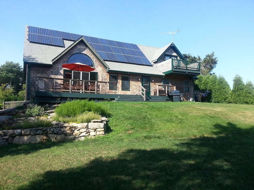 Spacious Solar Powered Beach Vacation Home - Family Friendly - Sleeps 12+ - Tiverton, RI