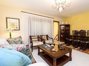 Apartamento, para não fumantes | Sala de estar | TV de tela plana, lareira