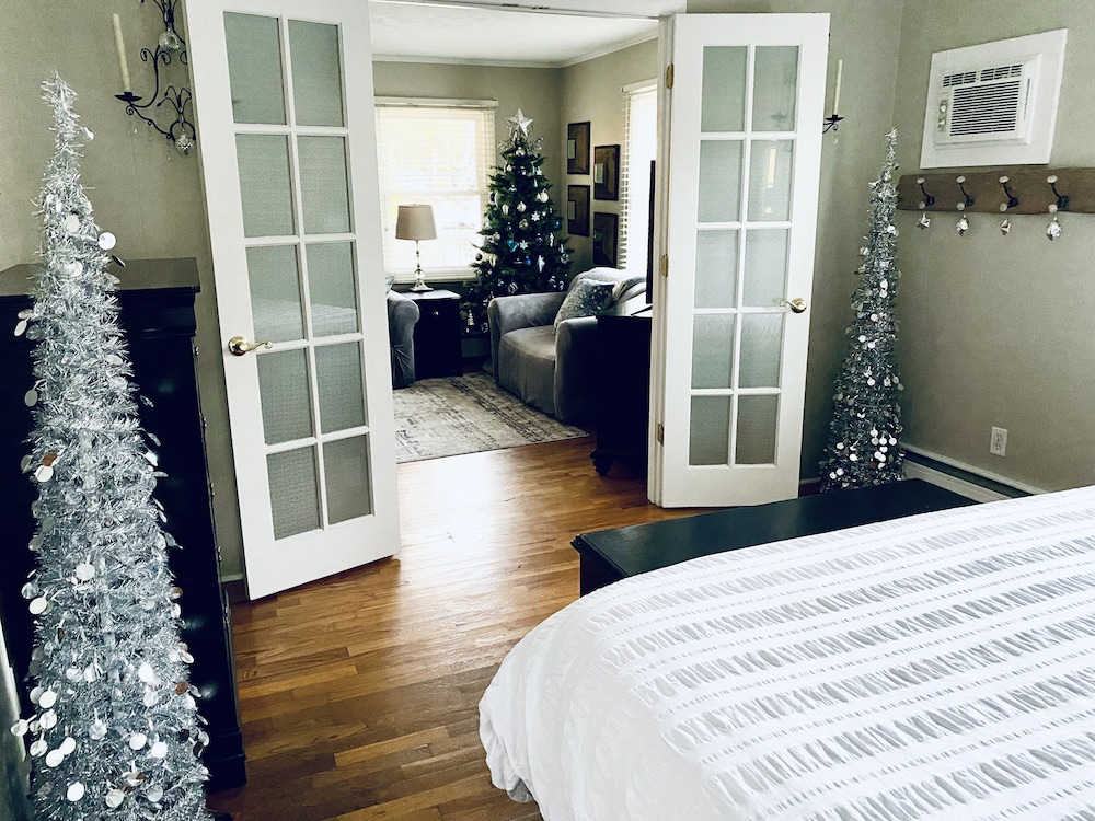 Romantic Top Floor, Downtown Nesting W King Bed & Water View Of Mt. Baldhead - Holland, MI
