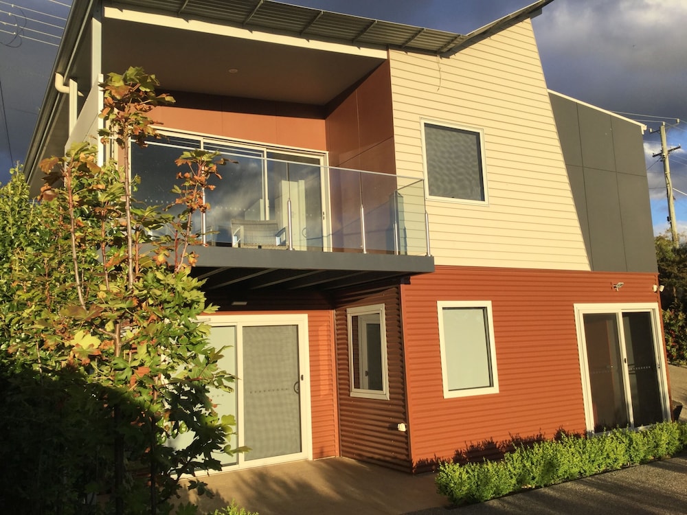 Architectural Stunning Townhouse - Tasmania