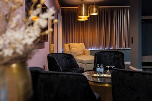 Escrivaninha, cortinas blackout, Wi-Fi de cortesia, roupa de cama