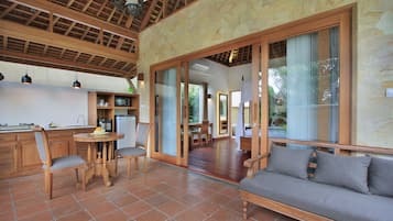 Villa With Private Pool | Cozinha privada | Um frigorífico, um micro-ondas, uma placa de cozinha