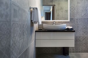 Quarto casal superluxo, 1 cama King | Banheiro | Chuveiro, chuveiro com efeito de chuva, secador de cabelo 