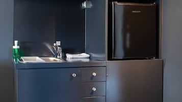 Quarto triplo (13) | Cozinha privada | Geladeira, micro-ondas, cafeteira/chaleira, chaleira elétrica