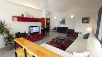 Apartamento (23) | Sala de estar | TV de tela plana, livros