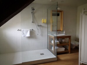 Quarto conforto, 1 cama King, vista para o jardim | Banheiro | Chuveiro, produtos de toalete grátis, secador de cabelo 