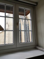 Quarto conforto, 1 cama King, vista para a cidade | Vista para a rua