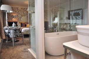 Quarto Duplo de Luxo | Casa de banho | Artigos de higiene pessoal grátis, um secador de cabelo 