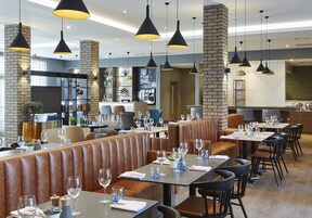 Pequenos-almoços servidos, cozinha britânica, com vista para o jardim 