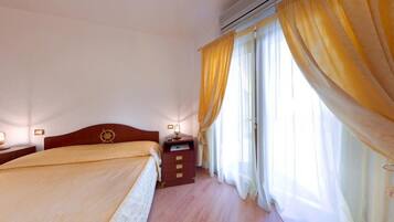 Minibar, cofre no quarto, secretária, quartos insonorizados