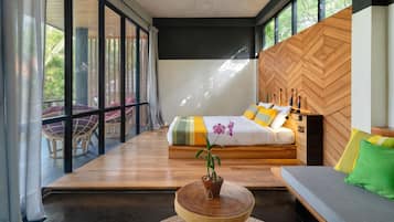 Quarto casal luxo, 1 cama King, para não fumantes, vista parcial para o oceano | 1 quarto, frigobar, cofres nos quartos, individualmente decorados