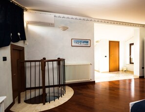 Quarto quádruplo luxo | Roupas de cama premium, edredons de pluma, frigobar, cofres nos quartos